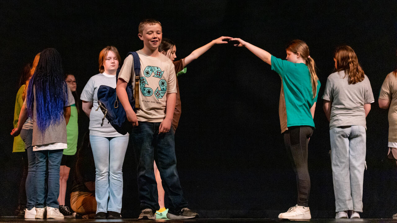 SV Middle School Drama Club takes audience through "A Wrinkle in Time ...