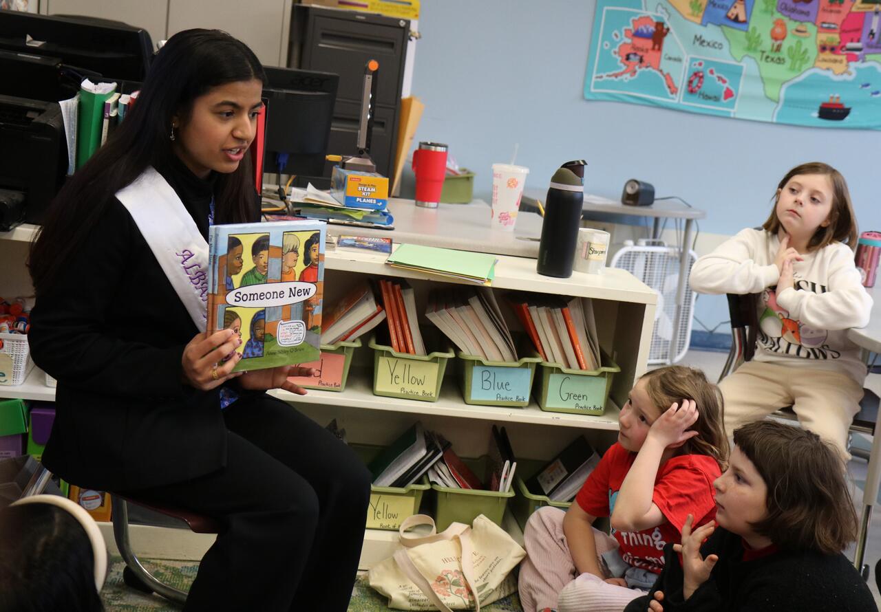 Tulip Court promotes reading fundraiser | Eagle Point Elementary School